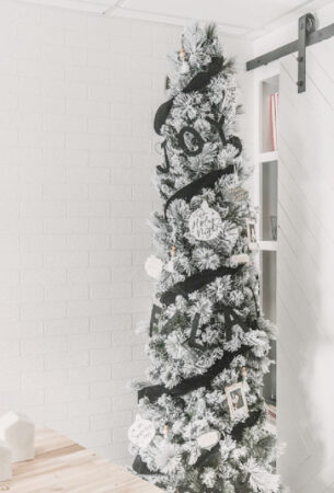 23 Fabulous Flocked Christmas Tree Decorating Ideas