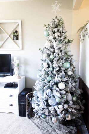 23 Fabulous Flocked Christmas Tree Decorating Ideas