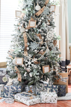 23 Fabulous Flocked Christmas Tree Decorating Ideas