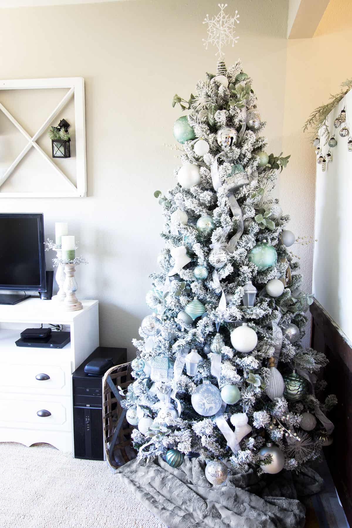 23 Fabulous Flocked Christmas Tree Decorating Ideas
