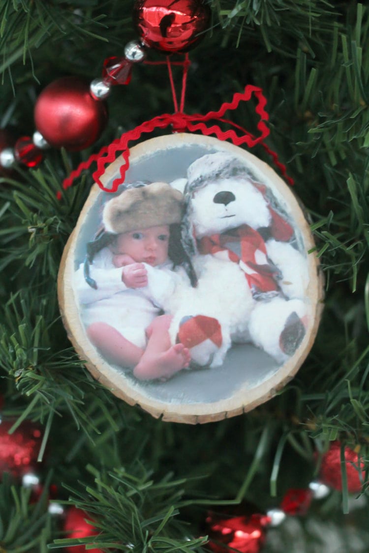 19 Creative DIY Photo Ornaments that Anyone Can Make