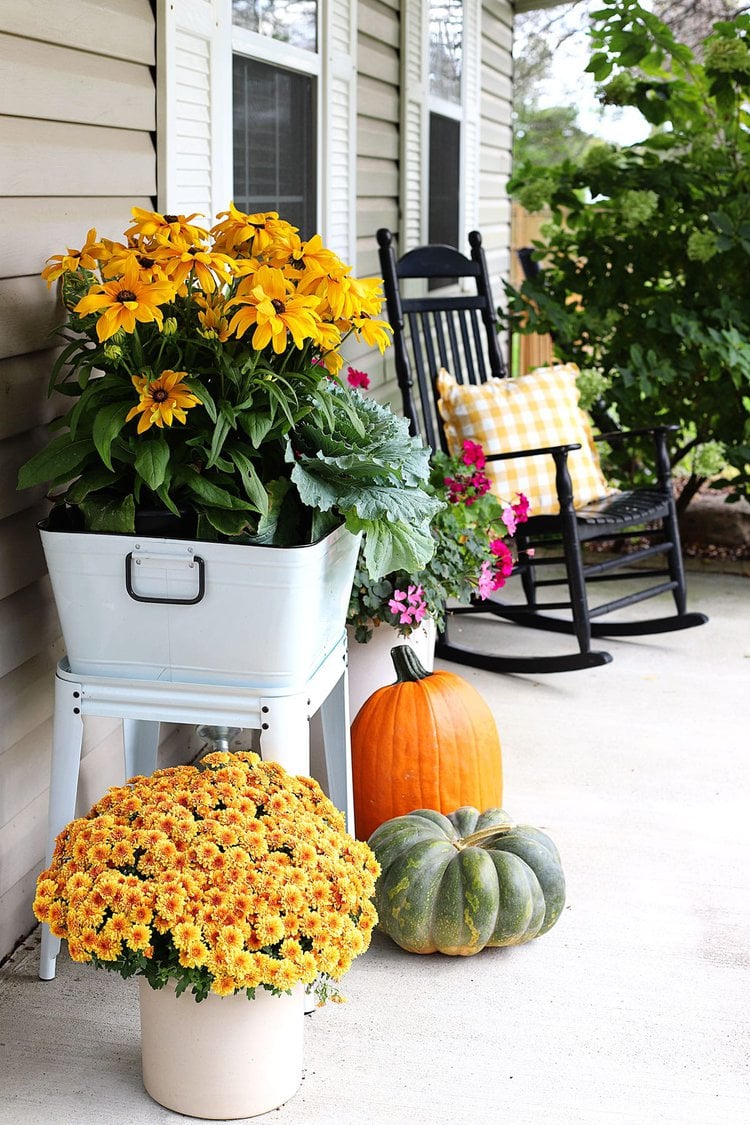 29 Fabulous Fall Front Porch Ideas For A Warm and Cozy Space