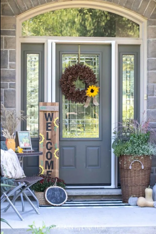 29 Fabulous Fall Front Porch Ideas For A Warm and Cozy Space