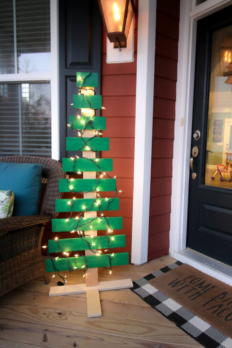 31 Charming DIY Wooden Christmas Trees To Help Deck the Halls
