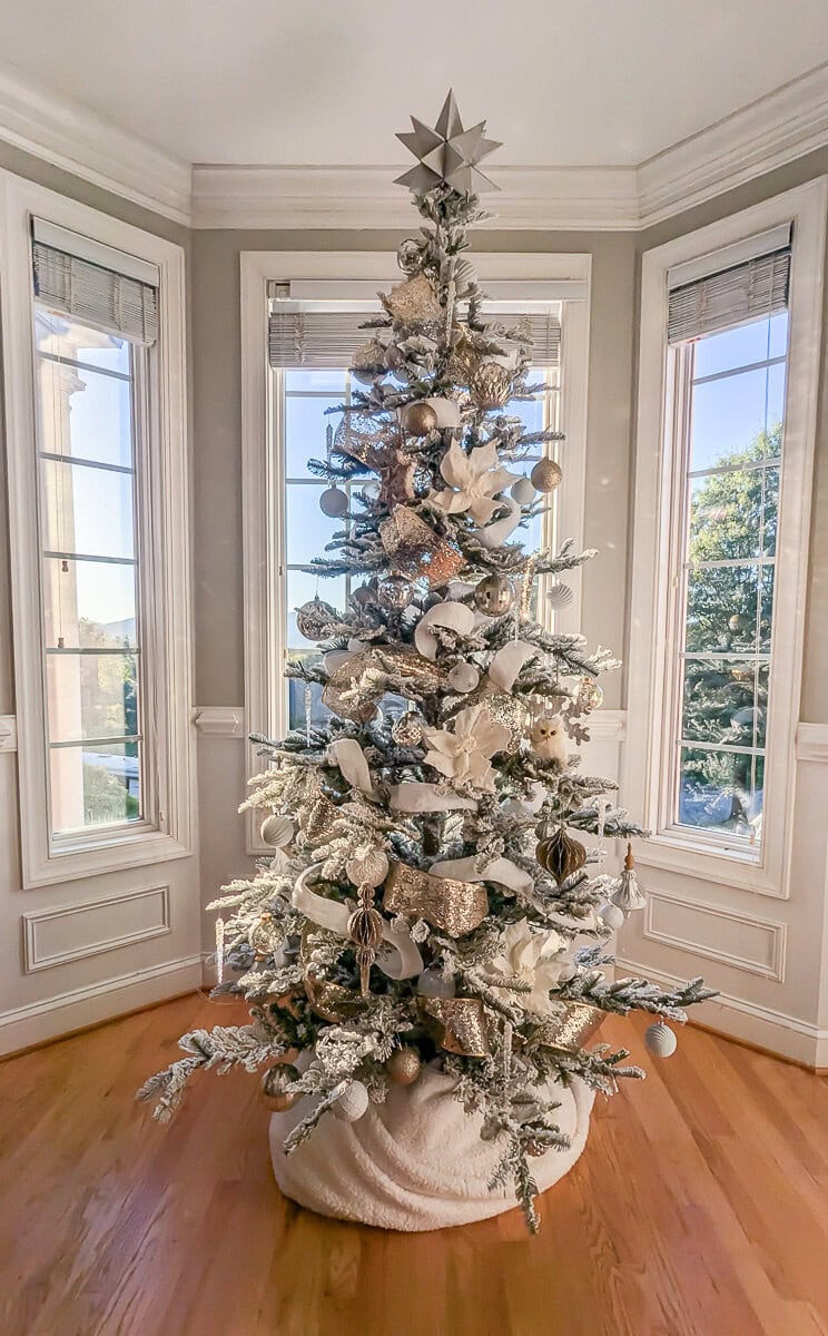 How to Decorate a Beautiful Silver and Gold Christmas Tree
