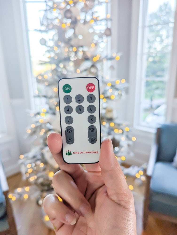 How to Decorate a Beautiful Silver and Gold Christmas Tree