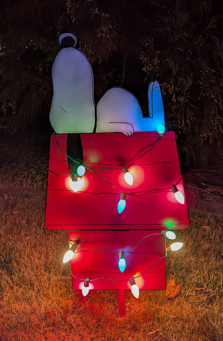 How to Make this fun DIY Snoopy Outdoor Christmas Decor